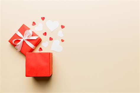 해피 발렌타인 데이 는 작은 마음으로 하트 모양 선물 상자를 열어 색깔의 배경 발렌타인 데이 카드 최고 보기 개념 0명에 대한 스톡 사진 및 기타 이미지 Istock