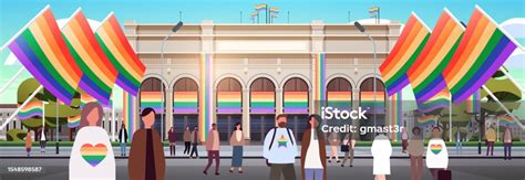 Lgbt 무지개 깃발을 가진 혼혈 사람들 게이 레즈비언 사랑 퍼레이드 프라이드 페스티벌 트랜스젠더 사랑 개념 Film Festival에 대한 스톡 벡터 아트 및 기타 이미지