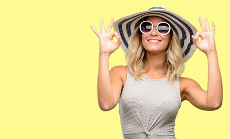 선글라스와 명상과 휴식을 표현 하는 두 손으로 확인 서명 제스처를 하 고 여름 모자를 착용 하는 젊은 여자 갈색 머리에 대한 스톡 사진 및 기타 이미지 Istock