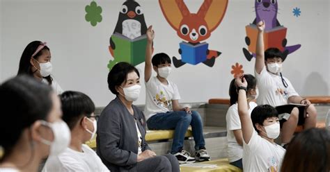 국제적 멸종위기동물 보호 관련 교육 받는 김정숙 여사