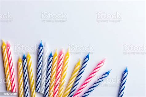 흰색 배경에 생일 촛불의 그룹입니다 생일 인사말 카드 텍스트를 삽입할 공간입니다 매우 다채로운 파란색 빨간색 노란색과 흰색 0