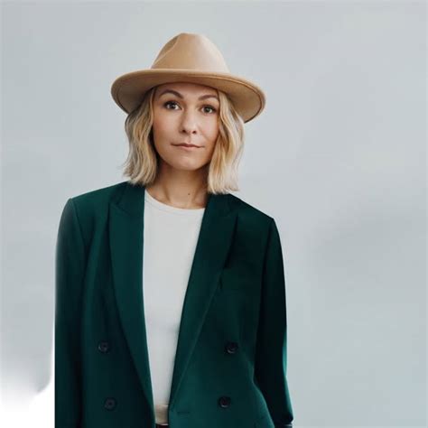 Julia Va Juliavana • Threads Say More