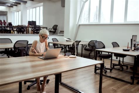 너무 많은 작업 현대 사무실에서 그녀의 책상에 혼자 앉아있는 동안 노트북과 함께 일하는 안경에 젊고 바쁜 문신 사업가 경영자에 대한 스톡 사진 및 기타 이미지 Istock