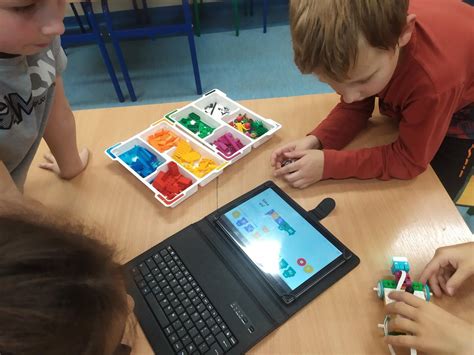 KOLEJNE ZAJĘCIA Z KLOCKAMI LEGO I PROGRAMOWANIEM W KLASIE 1A I 3B