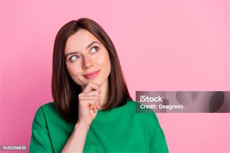 젊은 재미 매력적인 여자의 사진 터치 턱 관심 흠 핑크 색상 배경에 고립 된 빈 공간을 찾고 사람들에 대한 스톡 사진 및 기타 이미지 Istock