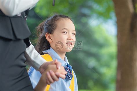 妈妈送孩子上学高清图片下载 正版图片500998253 摄图网