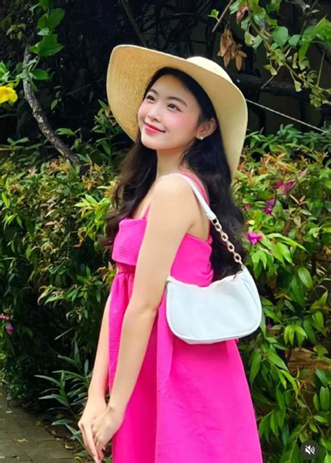 Con G I L N Nh Quy N Linh Khoe Nh Hi M Xinh P T Trong Tr Ng L C Th T