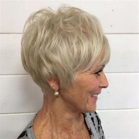 Bem Na Foto Corte De Cabelo Curto Liso Para Senhoras De Frente Para O Mar