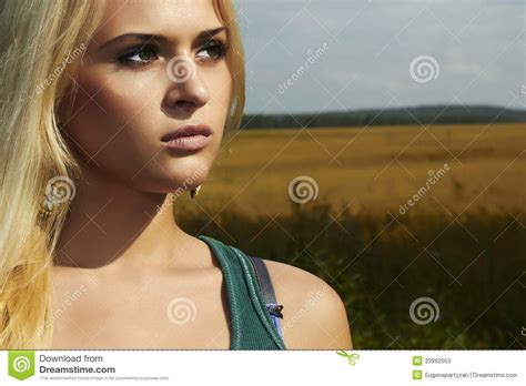 Muchacha Rubia Hermosa En El Field Beauty Woman Nature Imagen De Archivo Imagen De Exterior
