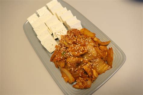 반찬으로도 술안주로도 제격 돼지고기가 들어간 두부김치