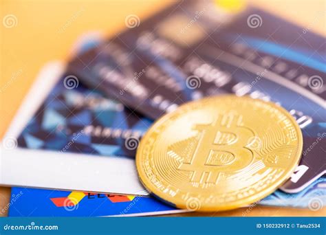 Moneda De Oro De Bitcoin Y Tarjetas De Cr Dito De La VISA Foto De