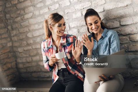 사무실에서 노트북에 화상 통화를 하는 두 명의 행복한 비즈니스 여성 25 29세에 대한 스톡 사진 및 기타 이미지 25 29