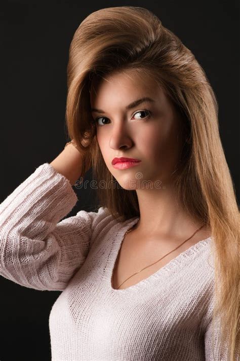 Schönes Blondes Des Porträts Im Gelben Badeanzug Stockfoto Bild Von