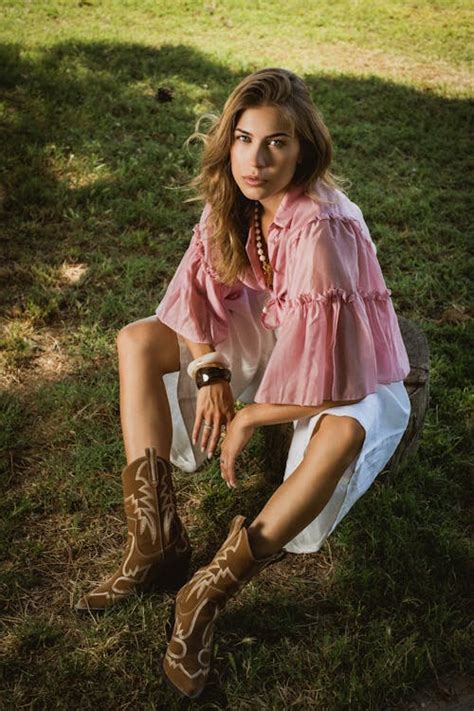 카우보이 부츠를 신은 세련된 여성 야외 활동 · 무료 스톡 사진