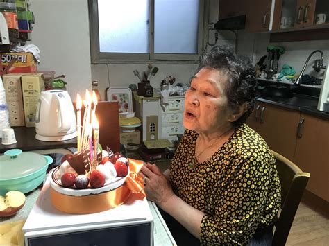 엄마 여든여섯번째생일 생일 축하해 엄마 아프지말구 건강하게 오래오래 내 옆에 있어 비는게 엄마 좋자는건지 나 좋자는 건지