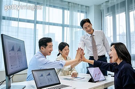 50대 중년 사무실 업무현장 일 물리적활동 비즈니스 금융 금융가 비즈니스미팅 미팅 회의실 팀워크