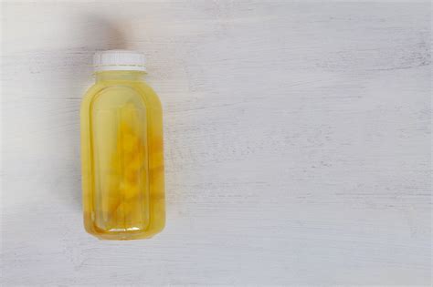 복사 공간이있는 흰색 배경에 레모네이드 병 상단보기 노란색 액체가있는 병 레모네이드에 대한 스톡 사진 및 기타 이미지