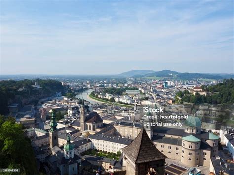 오스트리아 잘츠부르크 2024년 8월 31일 이 이미지는 맑은 하늘 아래 강을 가로지르는 강 저명한 교회 다양한 역사적 건축물이 있는 도시 경관의 파노라마 전망을 보여줍니다