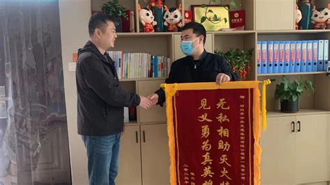 私家车街头自燃，公交车长提着灭火器冲了过去 大河新闻