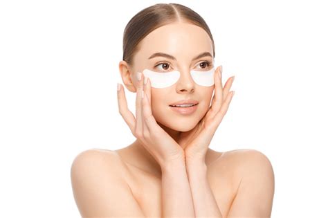 완벽한 피부와 갈색 눈을 가진 젊은 여성의 초상화 젤 눈 패치를 입고 얼굴을 만지고 흰색 배경에 고립 되어 있습니다 20 24세에 대한 스톡 사진 및 기타 이미지 Istock