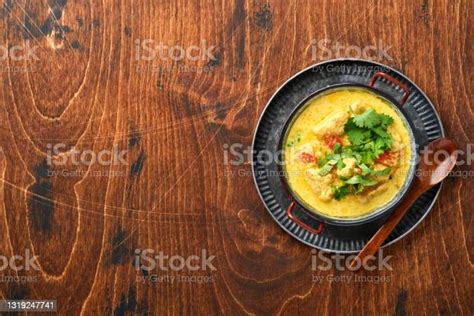 치킨 티카 마살라 어두운 배경에 인도 요리 카레와 재료의 전통 카레 라임 생강 실란트로 칠리 쌀 허브 및 향신료 복사 공간이 있는 상단 뷰입니다 0명에 대한 스톡 사진 및