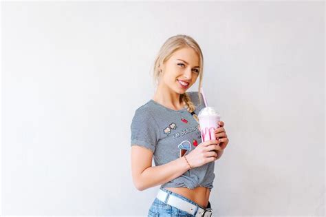 Premium Photo Young Beautiful Blonde Girl Walking Through The City