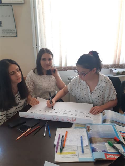 სამოქალაქო განათლების წრის მუშაობის ამსახველი სურათები მე 9 მე 10 კლასი