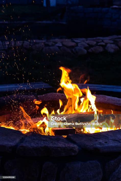 밤에 화재 모닥불과 불꽃 밝은 불꽃과 많은 불꽃이 하늘로 솟아올랐다 도시에서 멀리 떨어진 삶 어두운 배경에 불의 질감 벽난로에