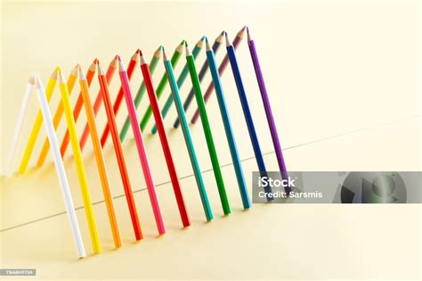 컬러 연필은 복사 공간이있는 밝은 노란색 배경에 설정됩니다 개념에 대한 스톡 사진 및 기타 이미지 개념 개체 그룹 거울