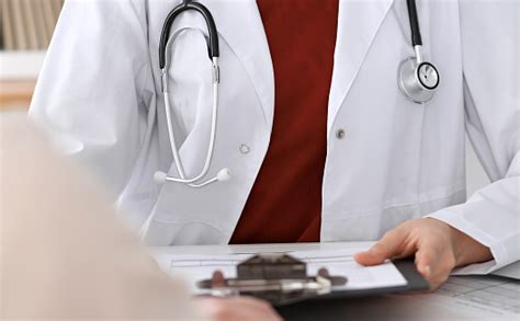 환자를 상담 하는 동안 응용 프로그램 양식을 작성 여성 의사의 클로즈업 의학 및 건강 관리 개념입니다 건강 진단에 대한 스톡 사진 및 기타 이미지 Istock