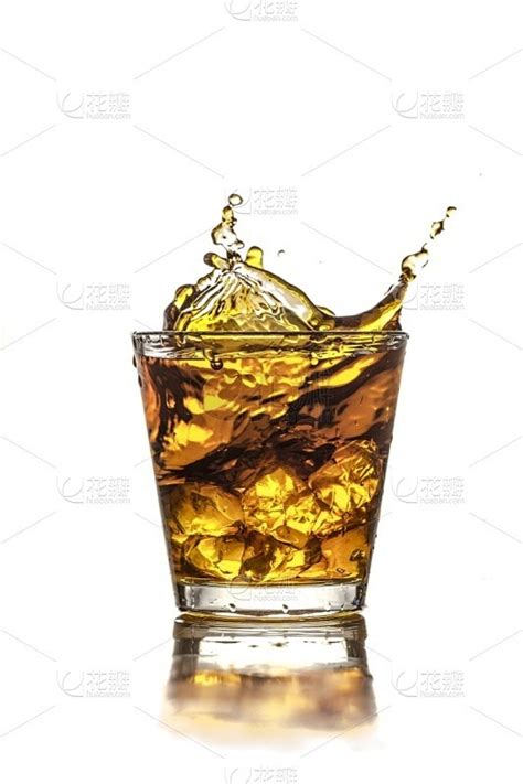 威士忌垂直画幅无人白兰地玻璃杯含酒精饮料背景分离饮料朗姆酒俄罗斯