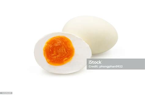 삶은 유기 소금에 절인 계란과 클리핑 경로와 흰색 고립 된 배경에 반 소금에 절인 오리 달걀은 요리와 빵집에 짠 맛과 크리미와 함께 맛있는 인기있는 태국 음식입니다 식품