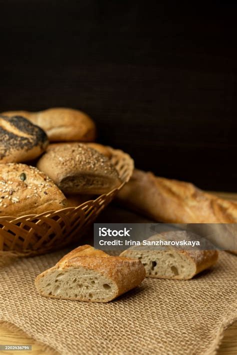 테이블 위에 얇게 썬 빵 홈메이드 패스트리 갓 구운 빵이 테이블 위에 있습니다 건강한 식생활에 대한 스톡 사진 및 기타 이미지 건강한 식생활 글루텐이 들어 있지 않은