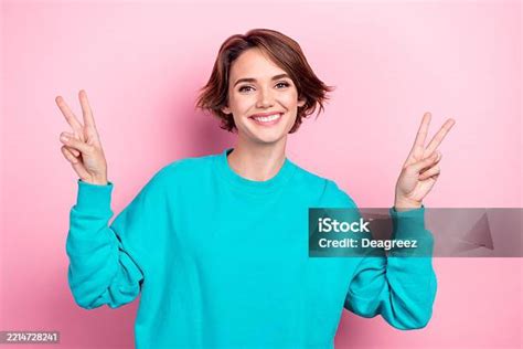 귀여운 소녀의 사진 보여주는 인기 청소년 V 기호 제스처 좋은 분위기 착용 대형 청록색 셔츠 외딴 분홍색 배경 갈색에 대한 스톡 사진 및 기타 이미지 Istock