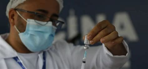 Ministério da Saúde entrega primeiras doses da nova vacina contra Covid