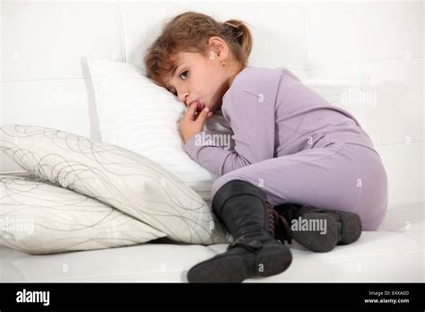 Junges Mädchen Ihre Finger Lecken Stockfotografie Alamy