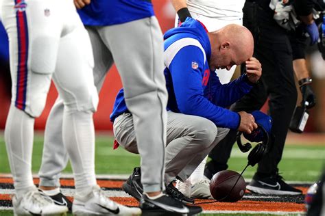 Bills Bengals Game Suspended By Nfl After Damar Hamlin Collapses