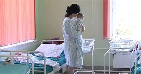 Наша дочка наро дилася я намагалася зателефонувати до чоловіка але він не брав слухавку А