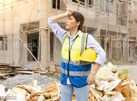 젊은 건설 엔지니어 여자는 태양 아래에서 일하기 위해 안전 헬멧을 착용하고 피곤하고 지치고 땀을 흘립니다 20 24세에 대한 스톡 사진 및 기타 이미지 Istock