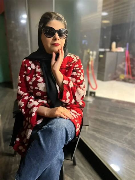 مریم حیدرزاده با ژست کلاسیکِ دهه شصتی