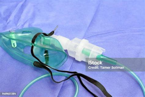 산소 실린더에 연결된 분무기 또는 분무기 마스크 또는 응급 상황에 사용되는 폐에 흡입되는 안개 형태로 약물을 투여하는 데 사용되는 약물 전달 장치 개념에 대한 스톡 사진 및