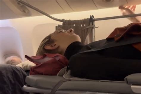 La donna più alta del mondo fa il suo primo viaggio in aereo