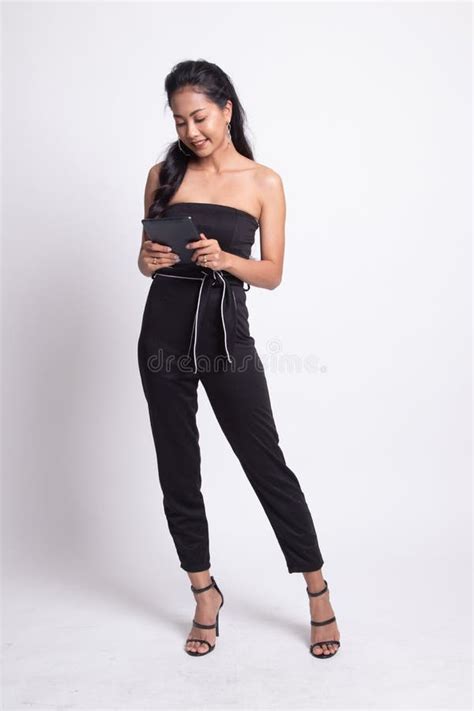 Mulher Asi Tica Nova Uma Tabuleta Do Computador Foto De Stock Imagem De Menina Compras