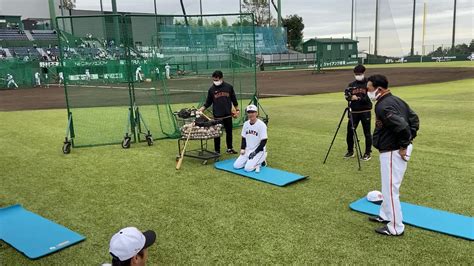 小早川宗一郎【日刊スポーツ巨人担当】 On Twitter 【秋季練習🍁】 今季のファーストでのグラブ捌きを 川相昌弘 ファーム総監督に