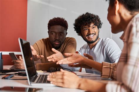 별도의 방에 책상에 앉아 메모를 만드는 다양한 동료를 미소 20 24세에 대한 스톡 사진 및 기타 이미지 20 24세 25