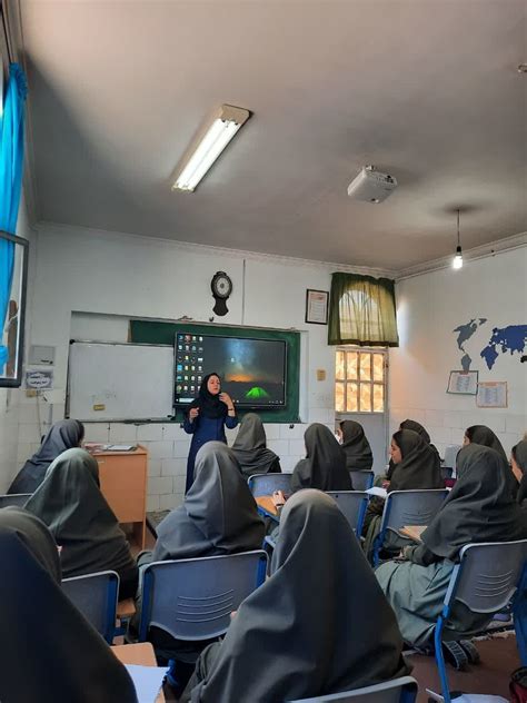 مشاوره گروهی دانش آموزان پایه نهم دخترانه مجتمع امام حسین ع یزد