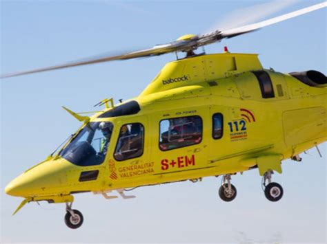 Tres heridos de diferente consideración al caer del tejado de una nave
