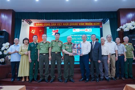 Phục dựng và trao tặng một số di ảnh Anh hùng Liệt sĩ Mãi mãi tuổi 20