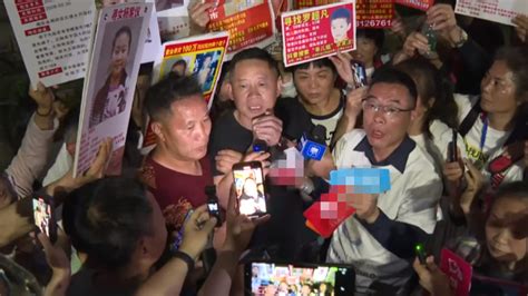 “拐走我儿子的人在庭上翘着二郎腿，没道歉”