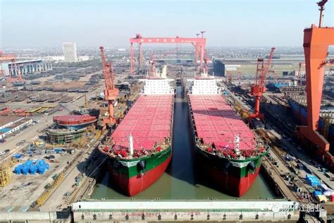 扬子江为中谷物流建造的两艘4600TEU集装箱船同日交付离厂 信德海事网 专业海事信息咨询服务平台